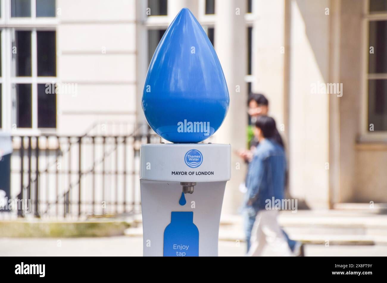 London, England, UK. 25th May, 2024. A Thames Water tap water fountain ...