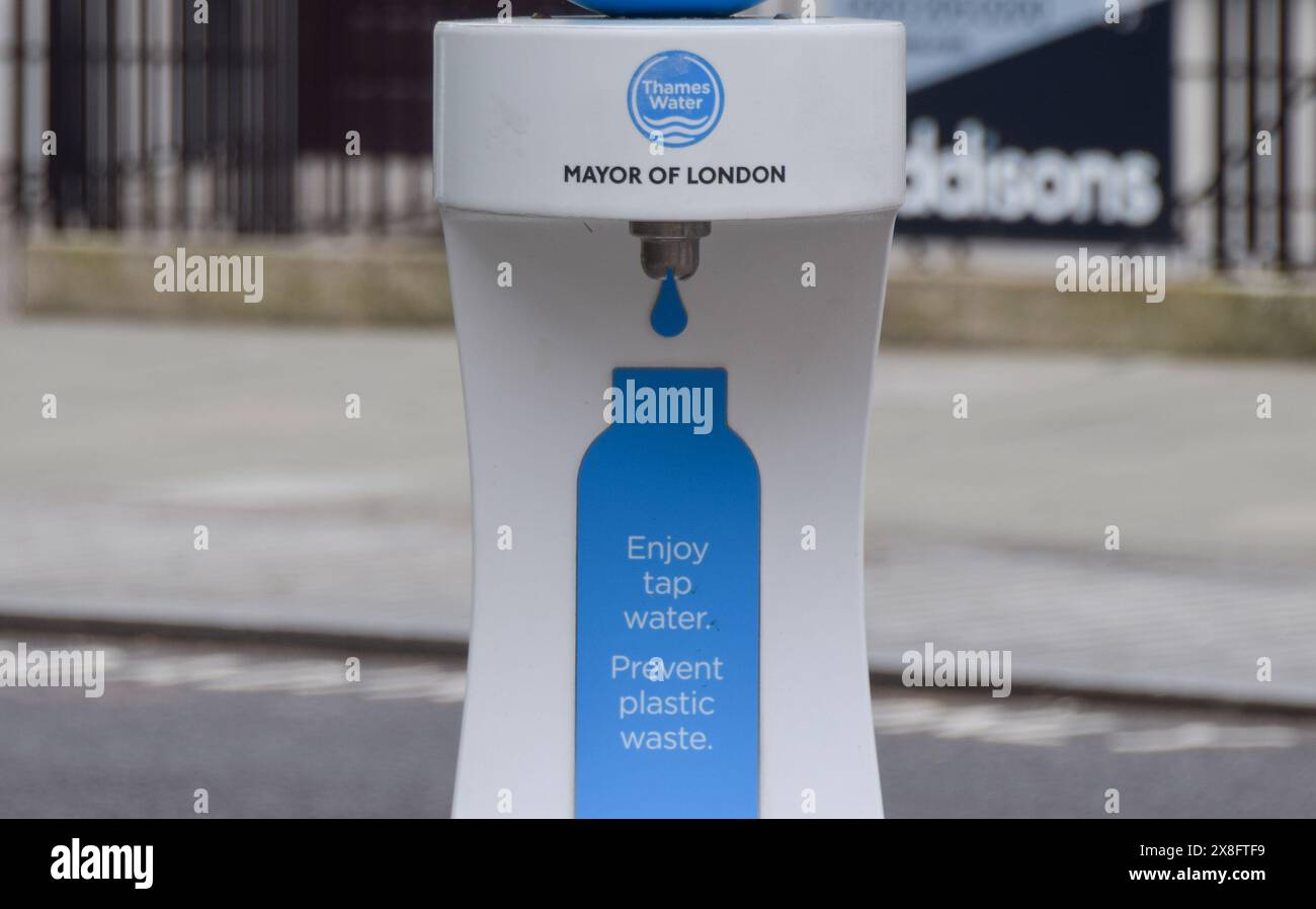 London, England, UK. 25th May, 2024. A Thames Water tap water fountain ...
