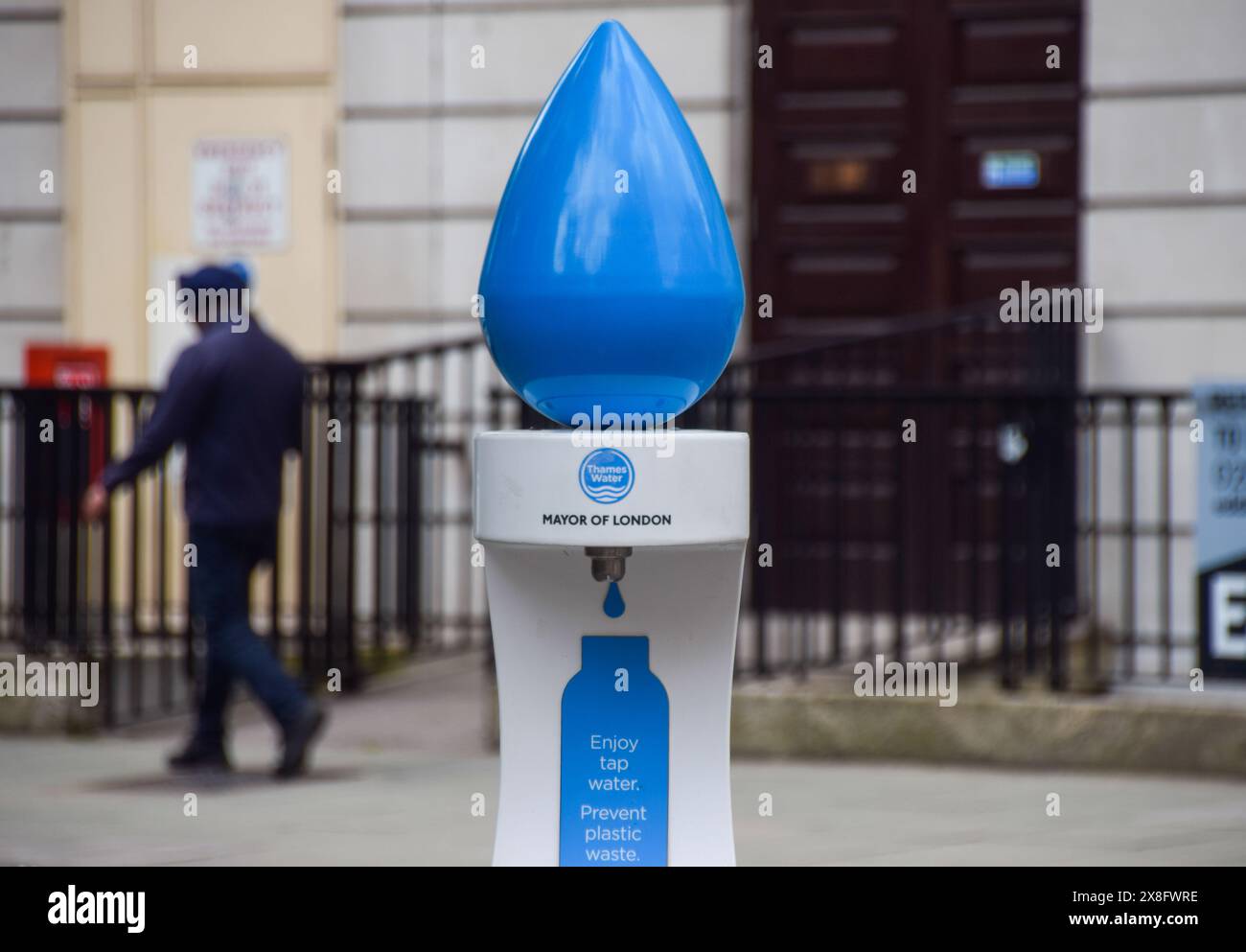 London, UK. 25th May 2024. A Thames Water tap water fountain on a ...