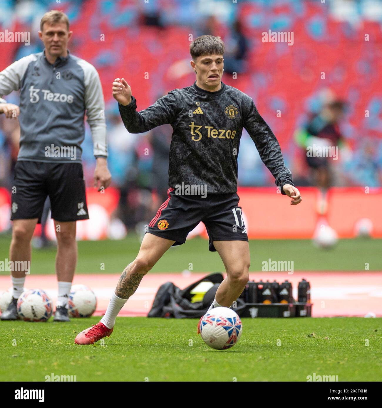 Alejandro Garnacho #17 of Manchester United warms-up before the match ...