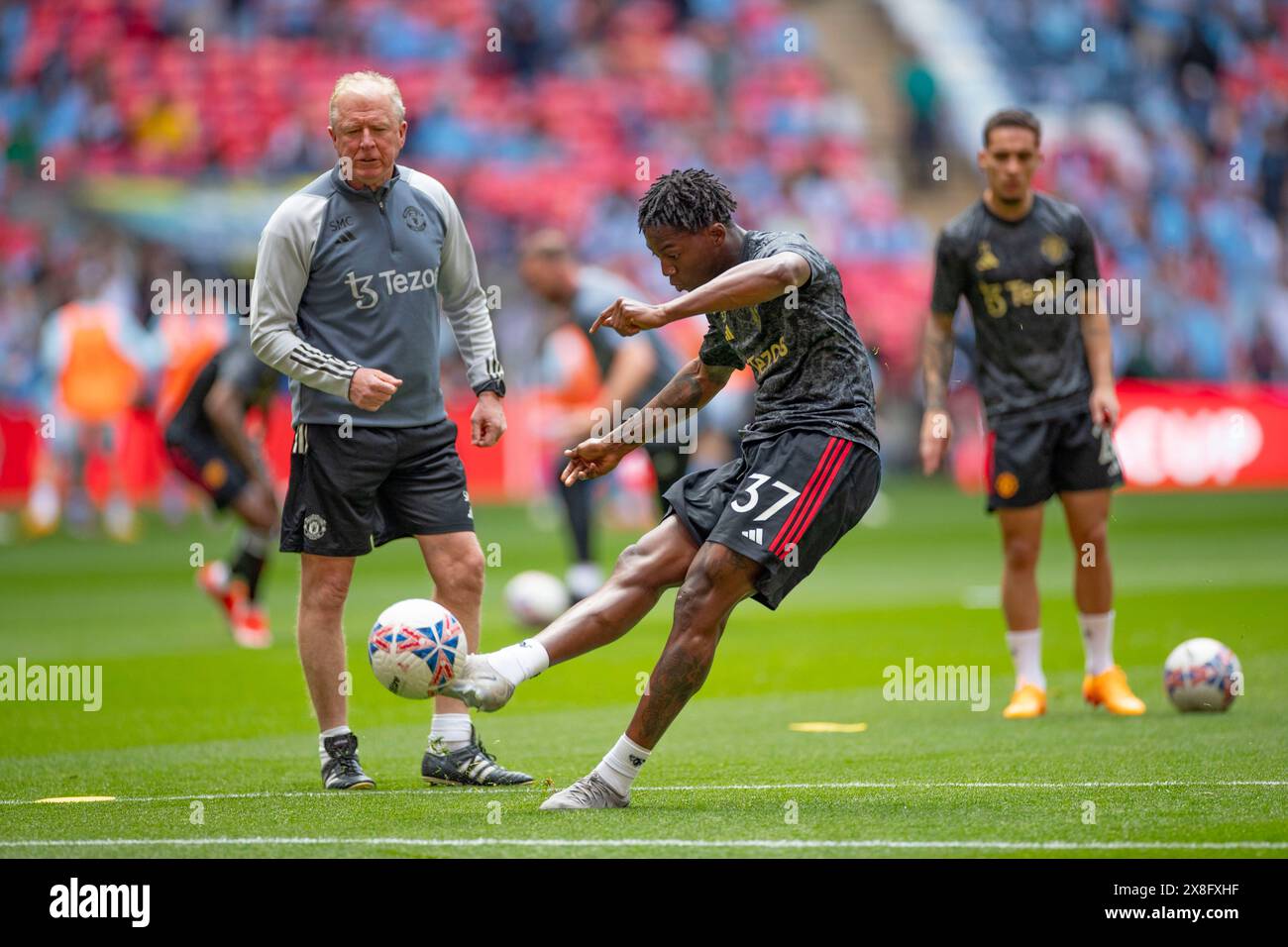 Kobbie Mainoo #37 of Manchester United warms-up before the match during ...