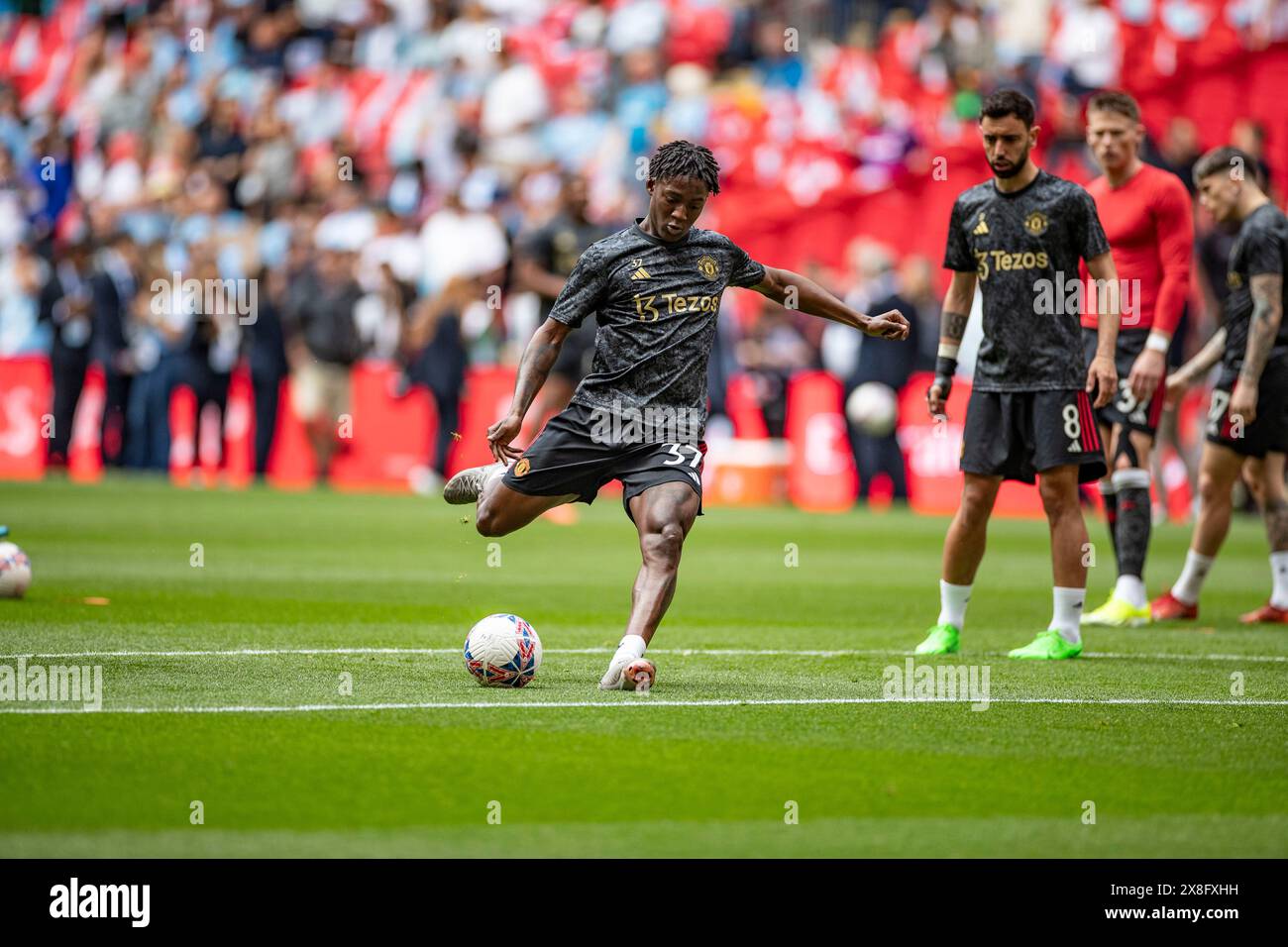 Kobbie Mainoo #37 of Manchester United warms-up before the match during ...