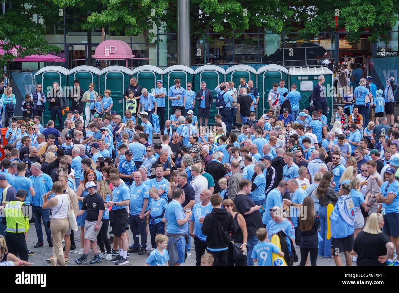 London, UK. 25 May, 2024. Thousands of Manchester City supporters ...