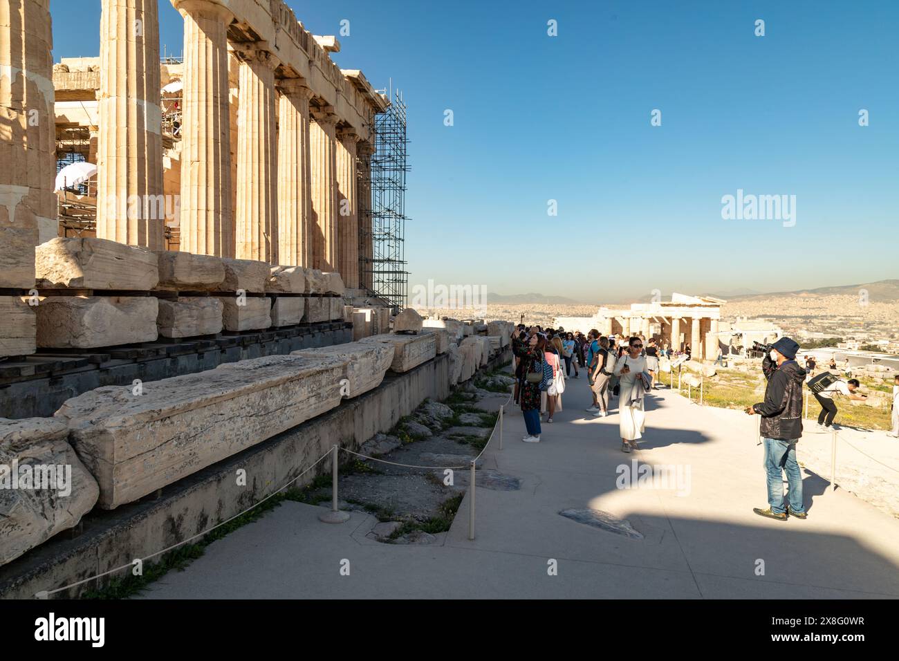 Crowds tourists parthenon athens hi-res stock photography and images ...
