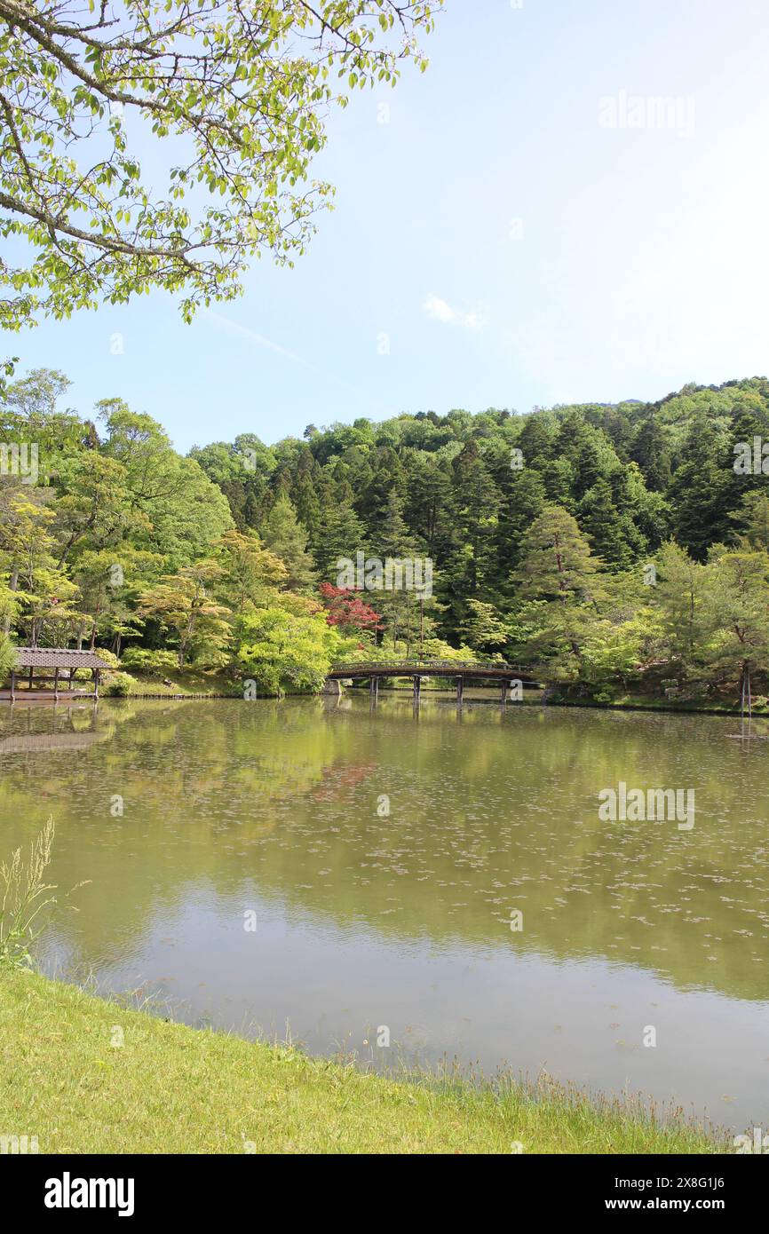 Earthen Bridge and Yokuryu-chi Pond in Shugakuin Imperial Villa, Kyoto ...
