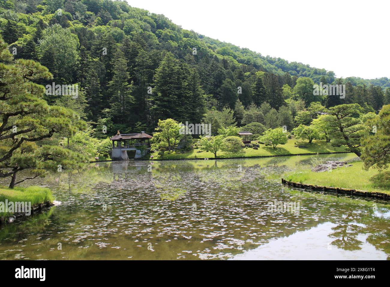 Chitose-bashi Bridge and Yokuryu-chi Pond in Shugakuin Imperial Villa ...