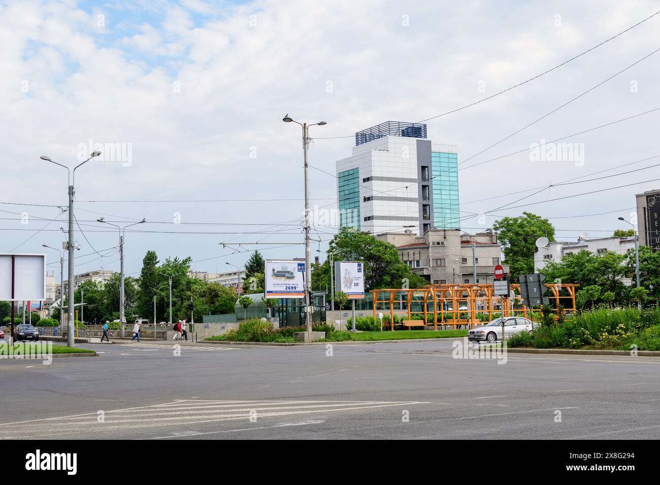 Bucharest, Romania - 6 June 2021: Low car traffic in in Piata Muncii ...