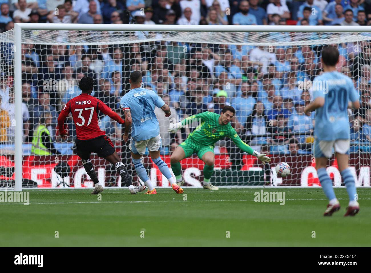 London, UK. 25th May, 2024. Kobbie Mainoo of Manchester United slots ...