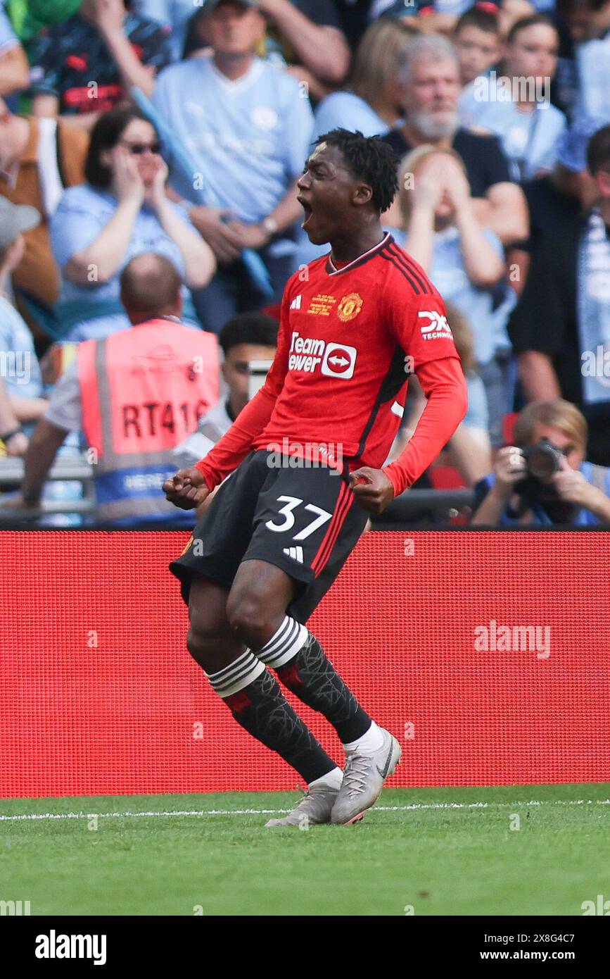 London, UK. 25th May, 2024. Kobbie Mainoo of Manchester United slots ...