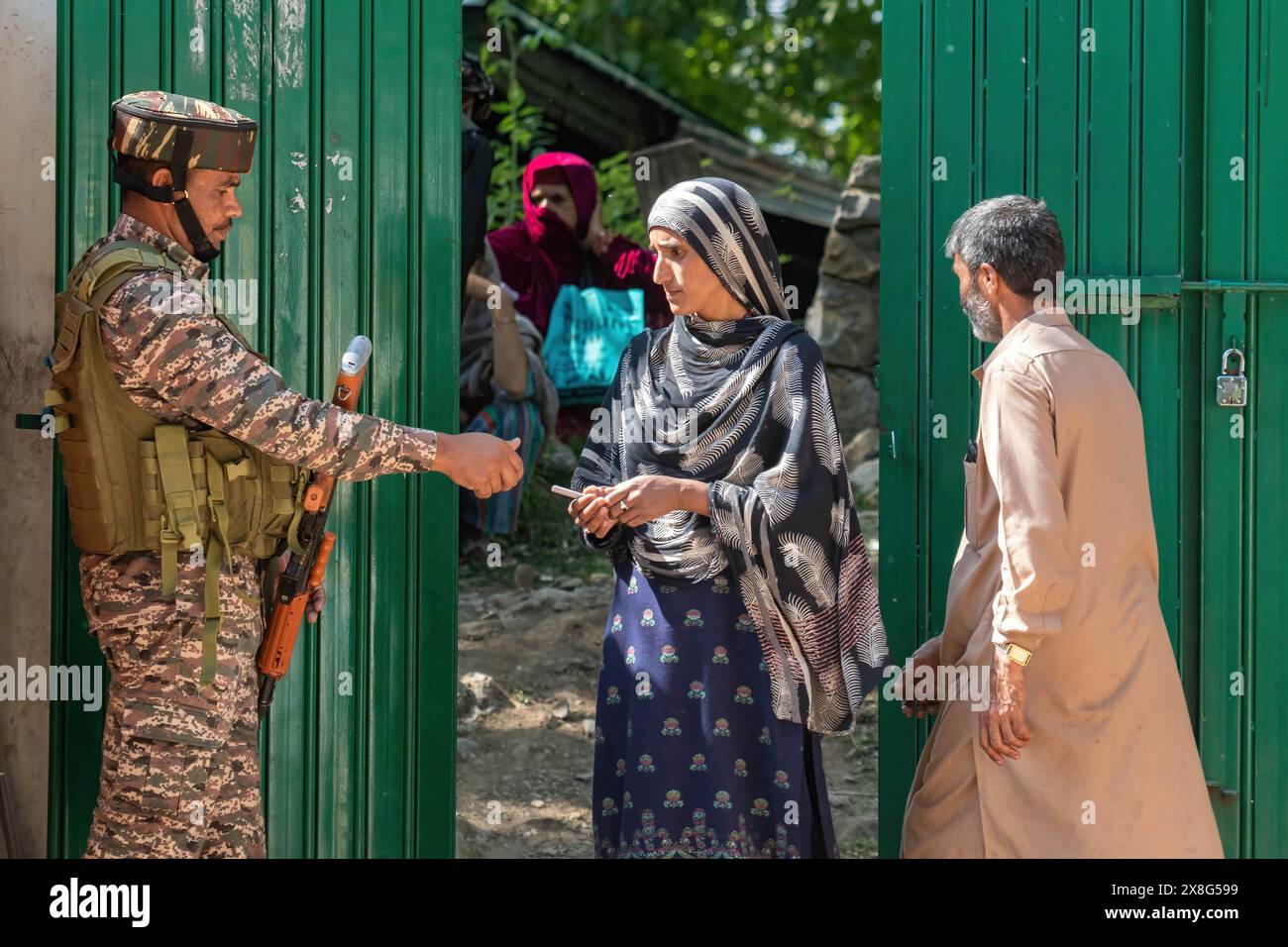 Pahalgam, Anantang, India. 25th May 2024. Indian paramilitary trooper ...