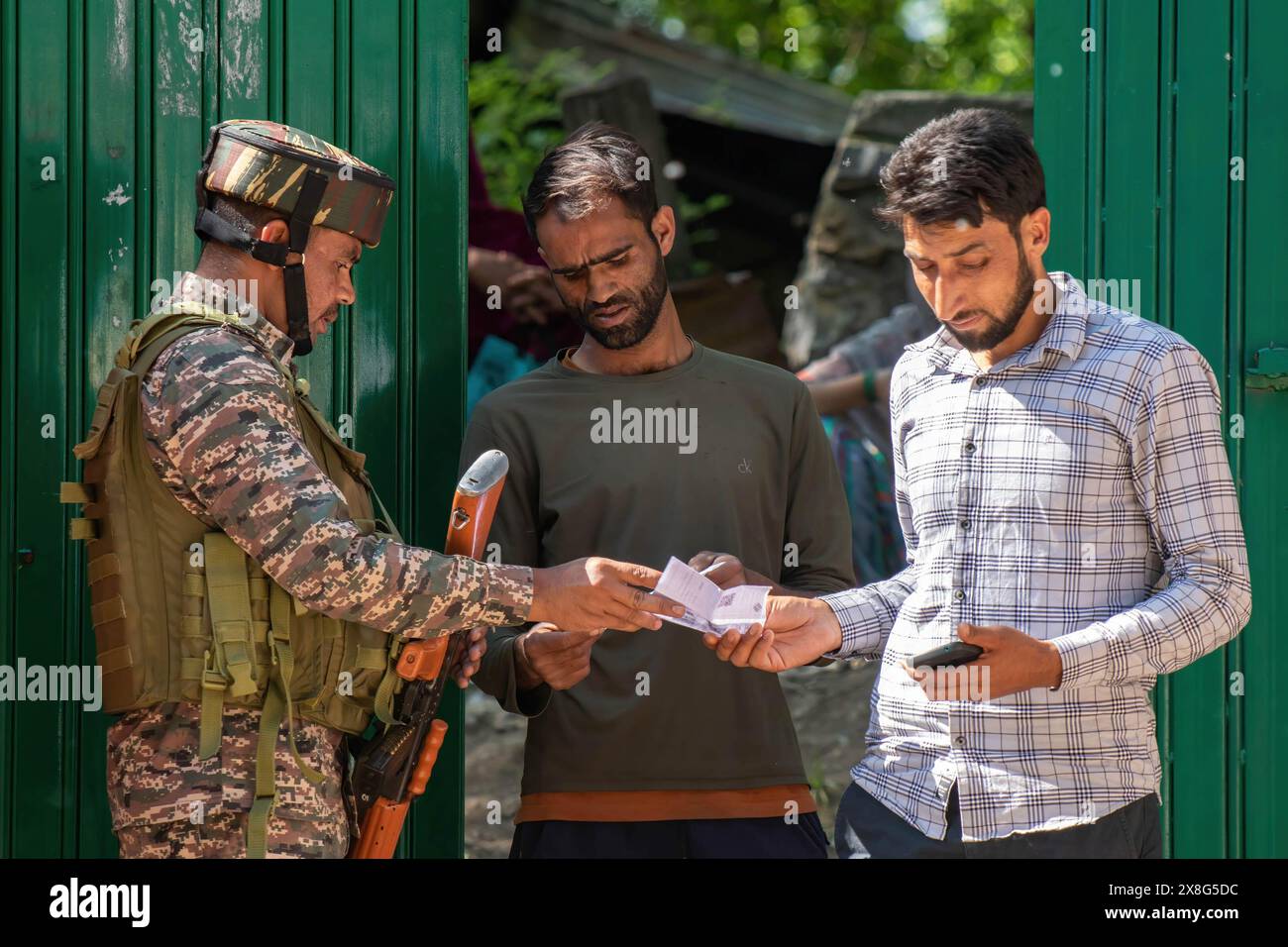 Pahalgam, Anantang, India. 25th May 2024. Indian paramilitary trooper ...