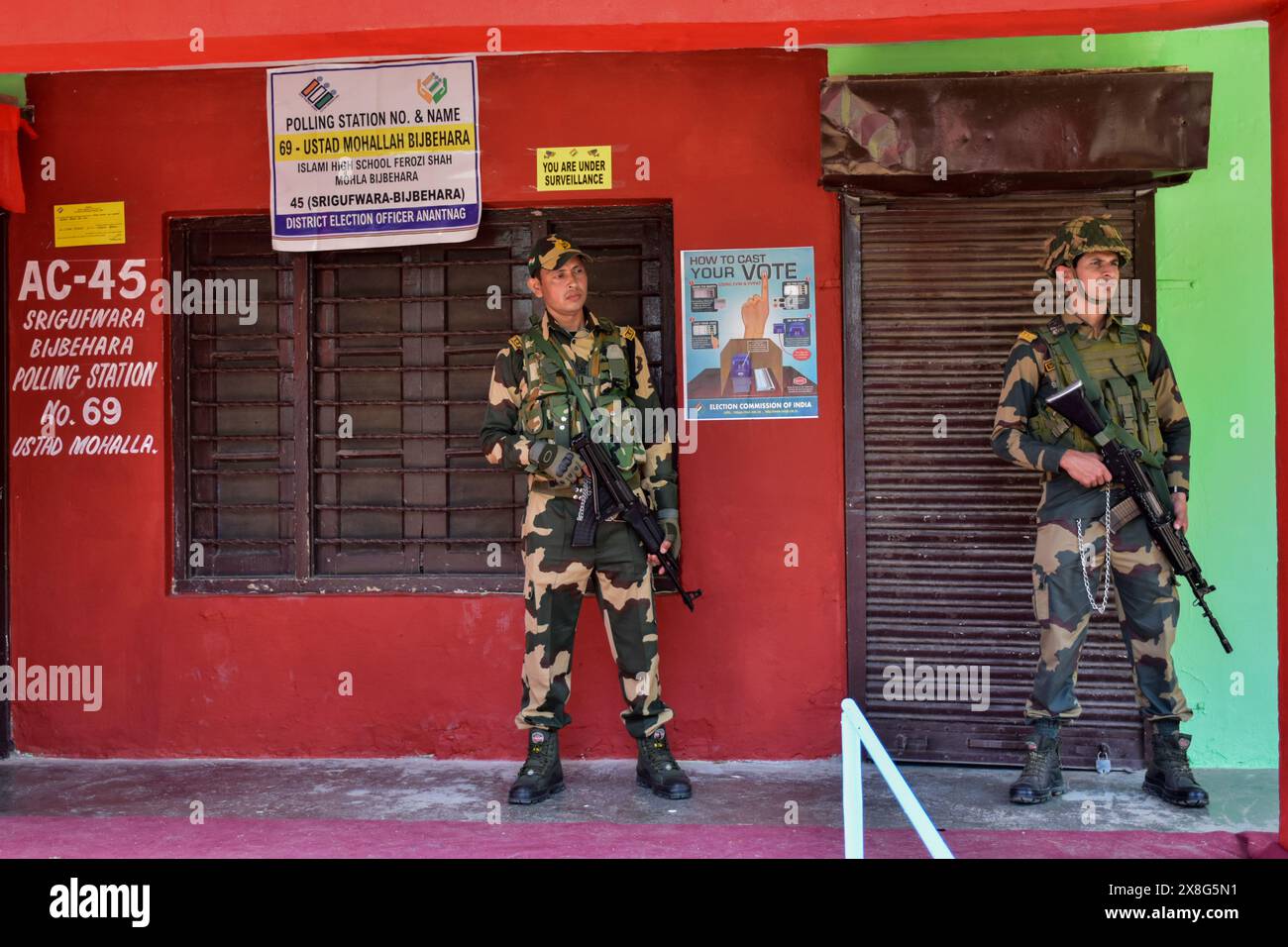 Anantnag, India. 25th May, 2024. Paramilitary troopers stand alert at a ...