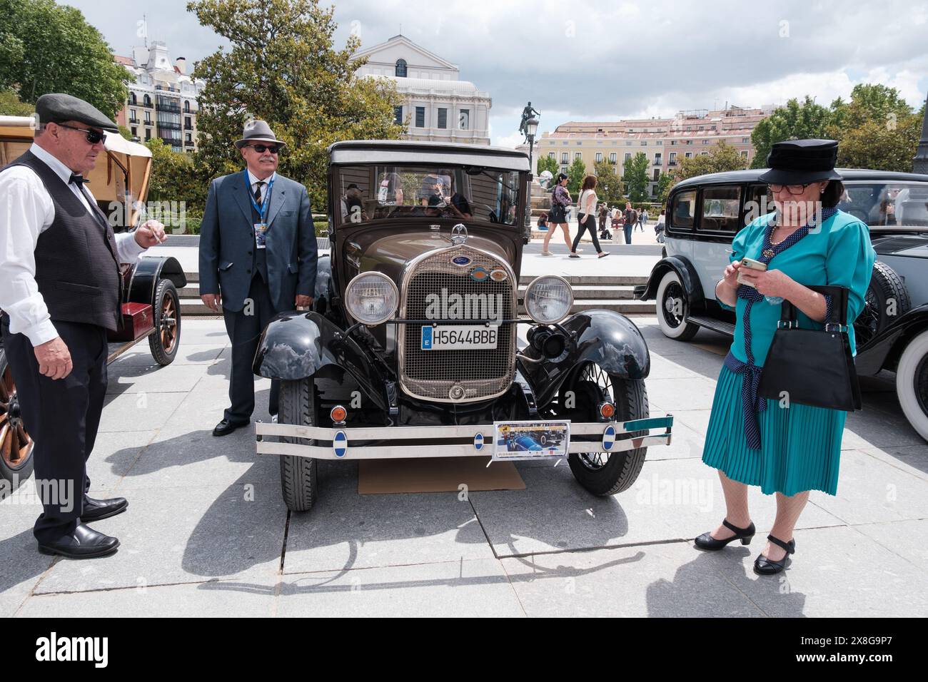 Classic and antique car meetings in Madrid held in the Plaza de Oriente ...