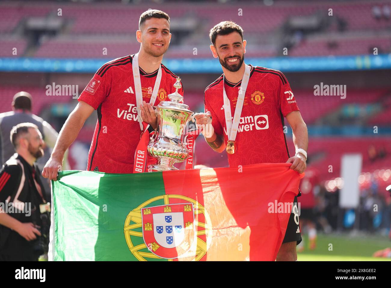Manchester United's Bruno Fernandes (right) and Diogo Dalot celebrate ...