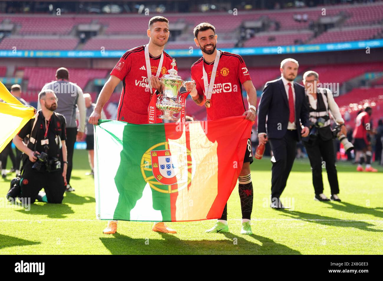 Manchester United's Bruno Fernandes (right) and Diogo Dalot celebrate ...