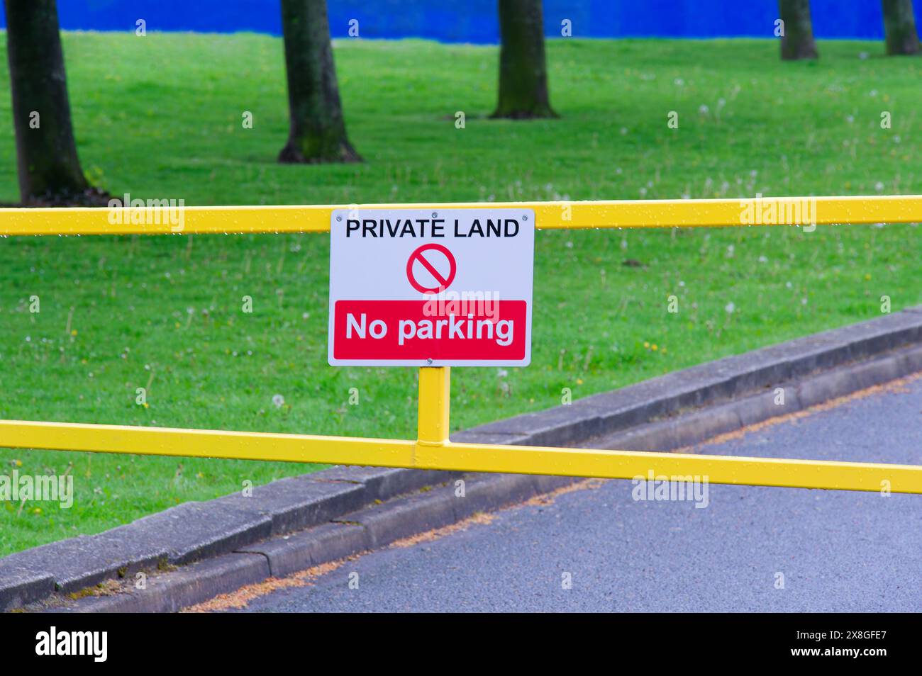 Private land sign, no entry for members of the public Stock Photo - Alamy