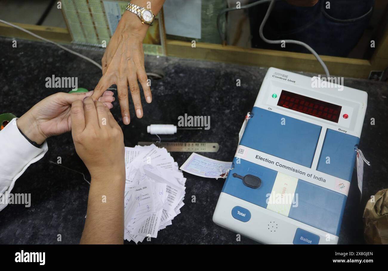 New Delhi, India. 25th May, 2024. A man get his finger marked with ...