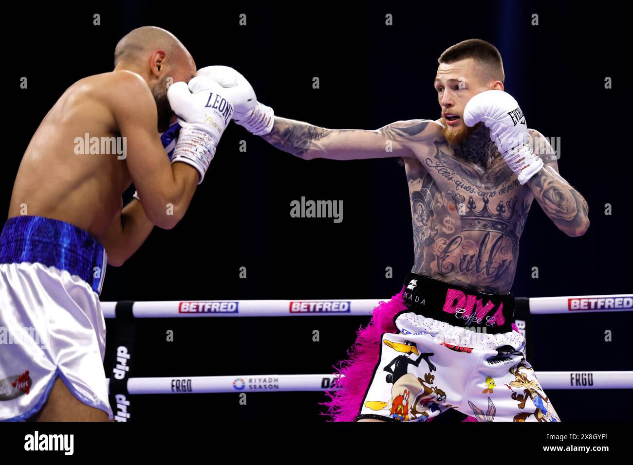 Gary Cully (right) against Francesco Patera in light bout at the First ...