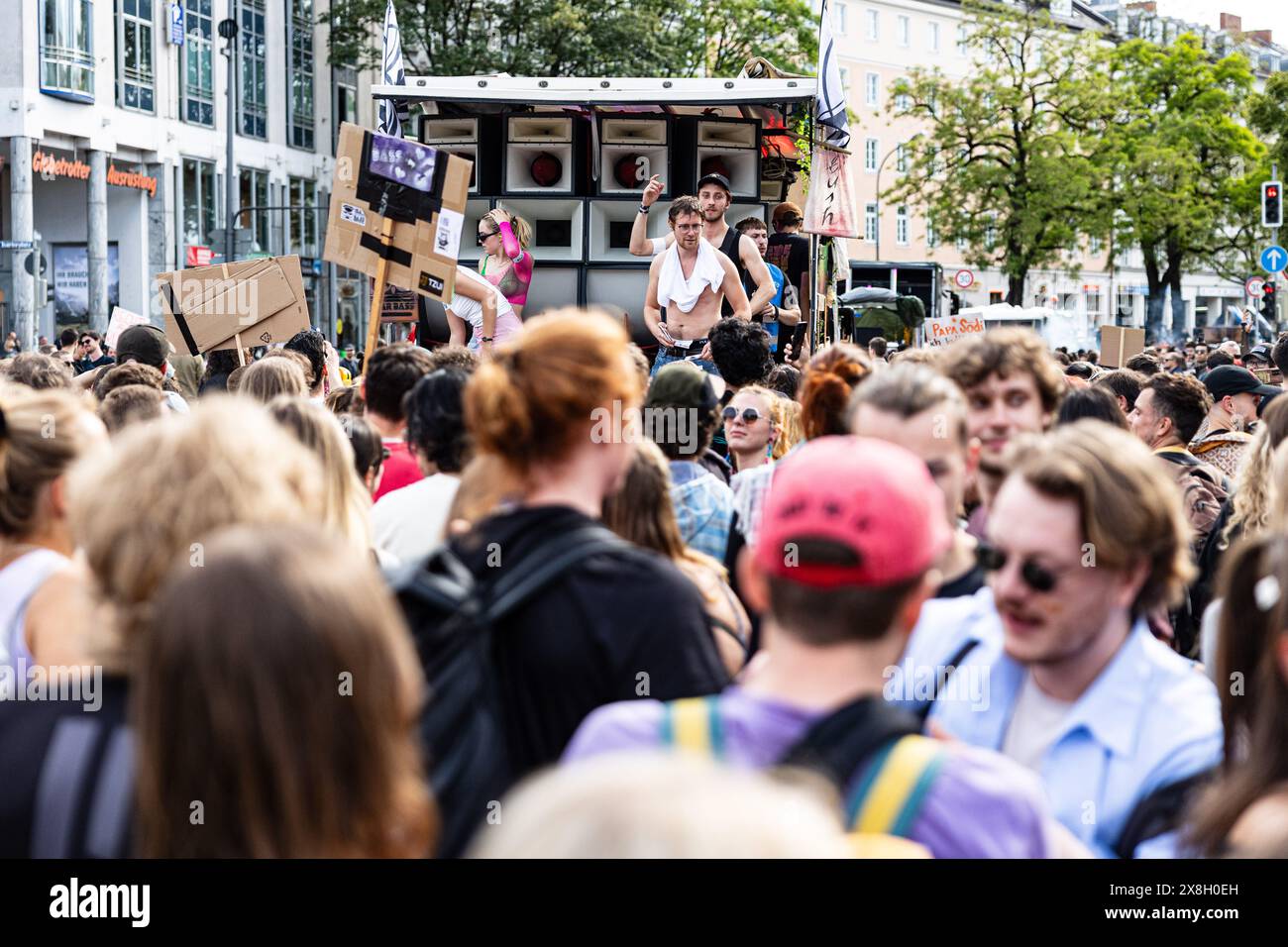 Munich, Germany. 25th May, 2024. On May 25, 2024 thousands joined the ...