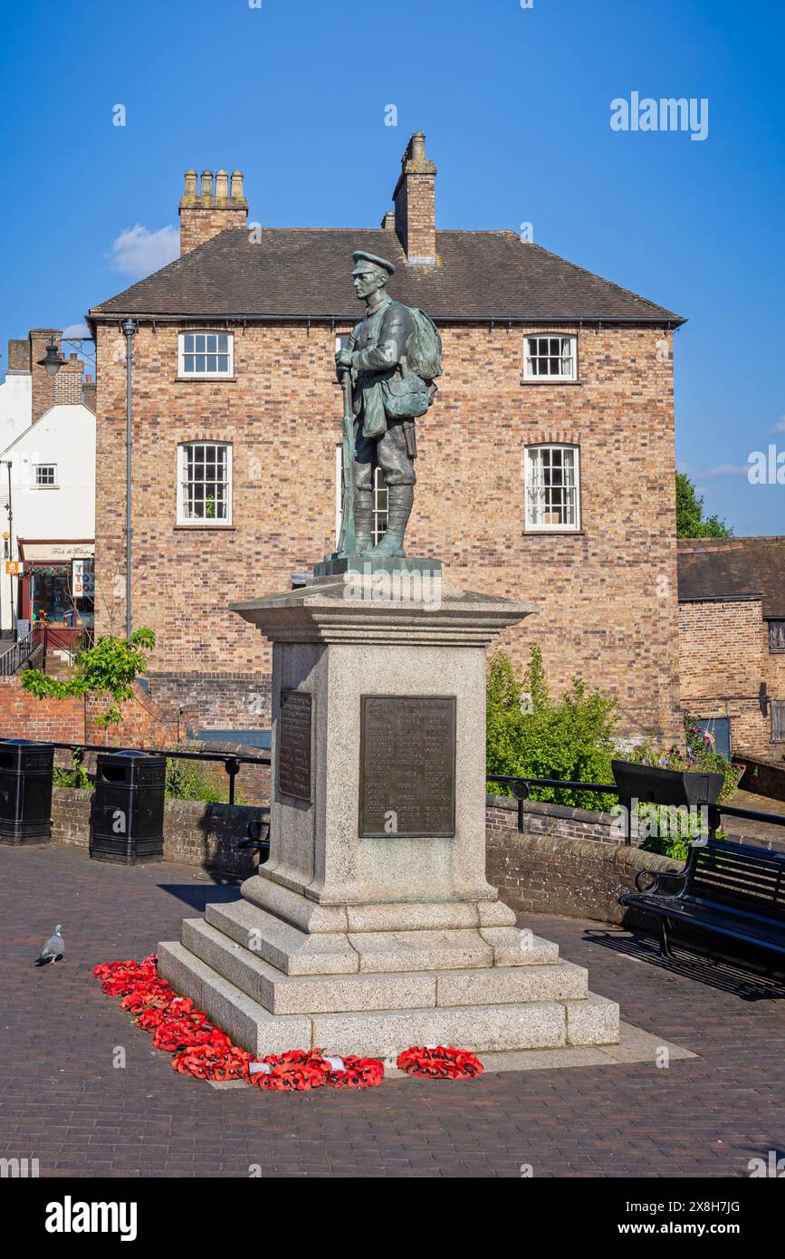 Statue of a soldier on a plinth to commemorate the World Wars in ...