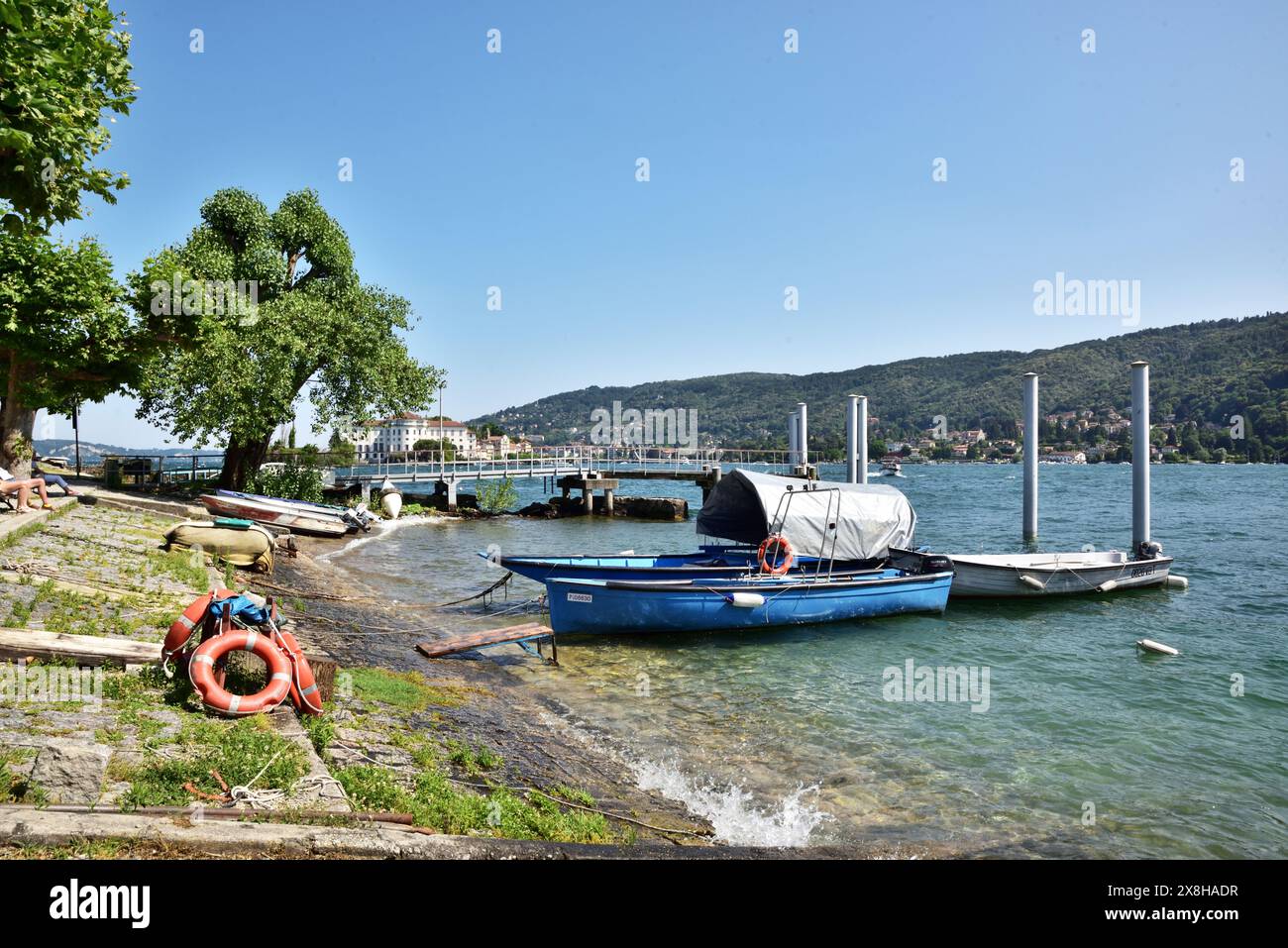 Fishing boats on the shore of Isola dei Pescatori, Lake Maggiore Stock ...
