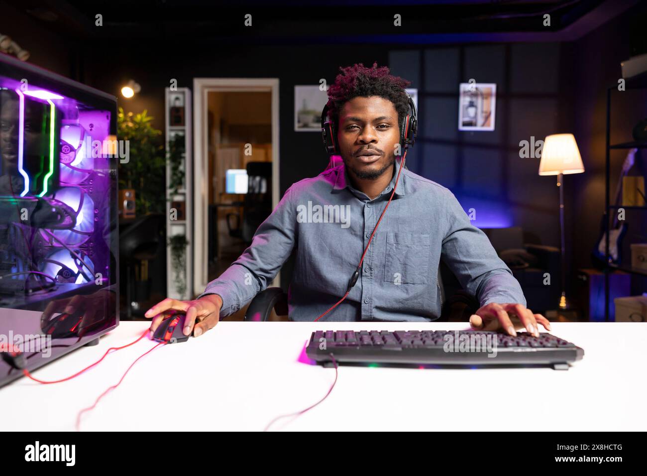 Videogame broadcast hi-res stock photography and images - Alamy