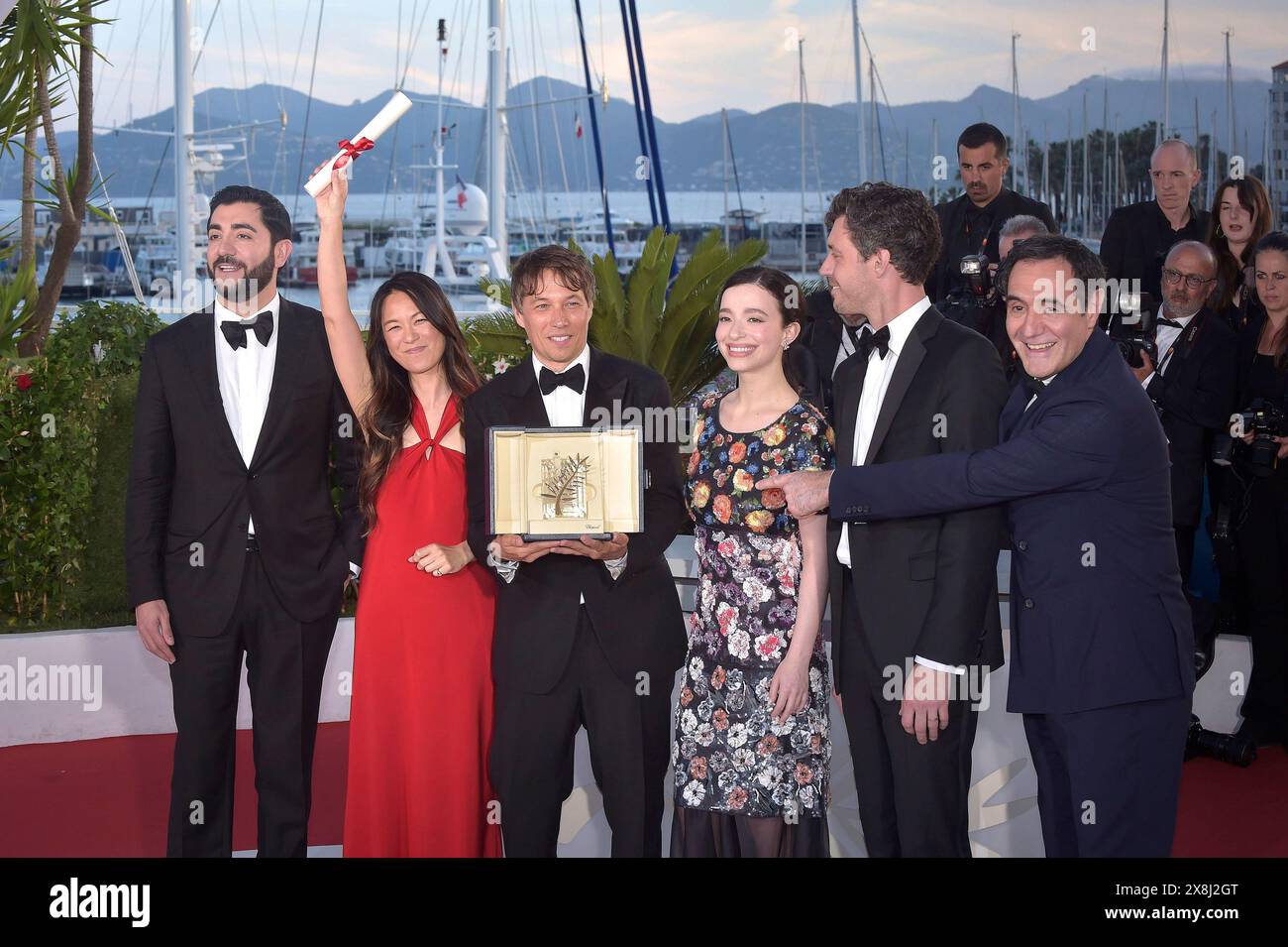 (L-R) Vache Tovmasyan, Samantha Quan, Sean Baker, Mikey Madison, Alex Coco and Karren Karagulian ...