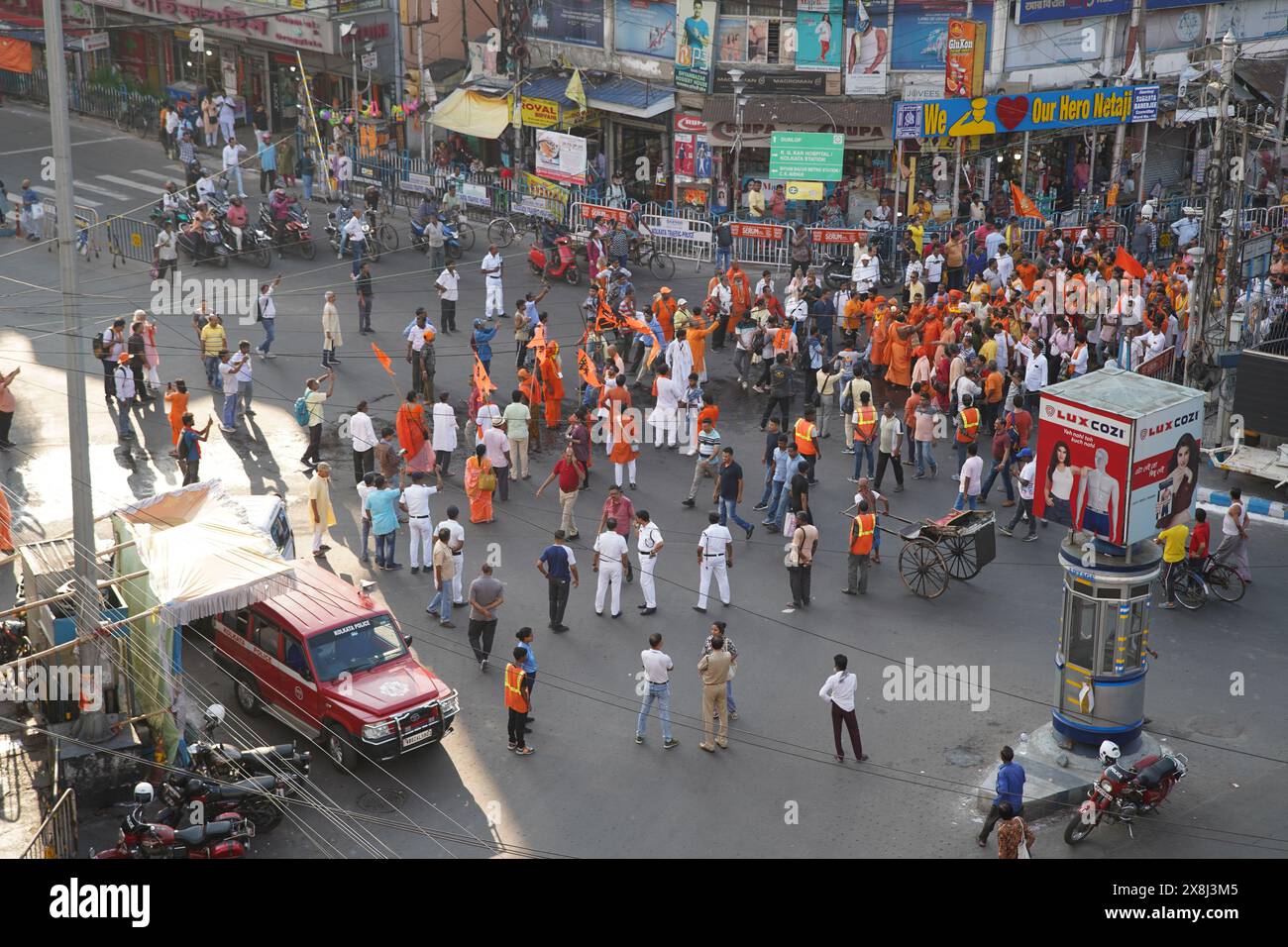 Pedestrians at the Shyambazar five point crossing. Kolkata, West Bengal ...
