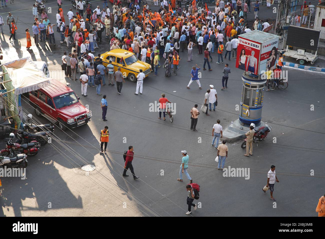 Pedestrians at the Shyambazar five point crossing. Kolkata, West Bengal ...