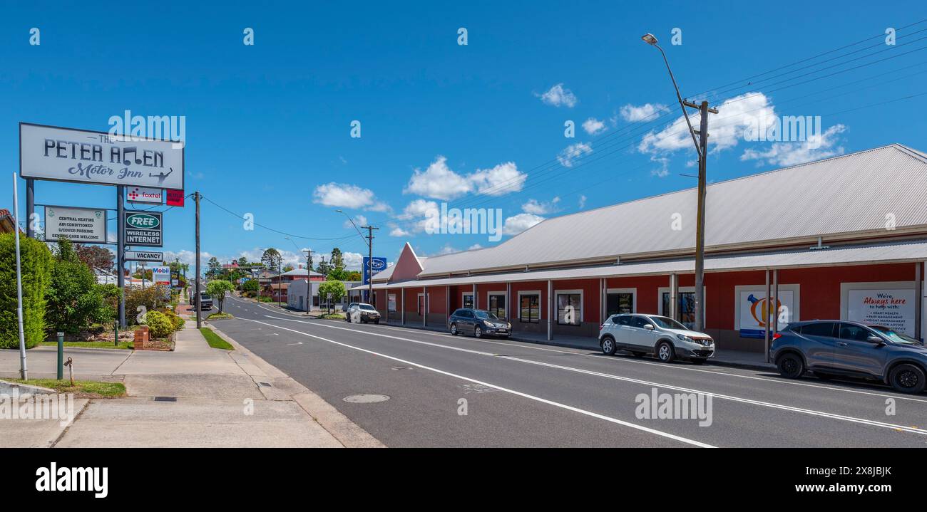 The main street of tenterfield showing the Peter Allen Motor Inn sign ...