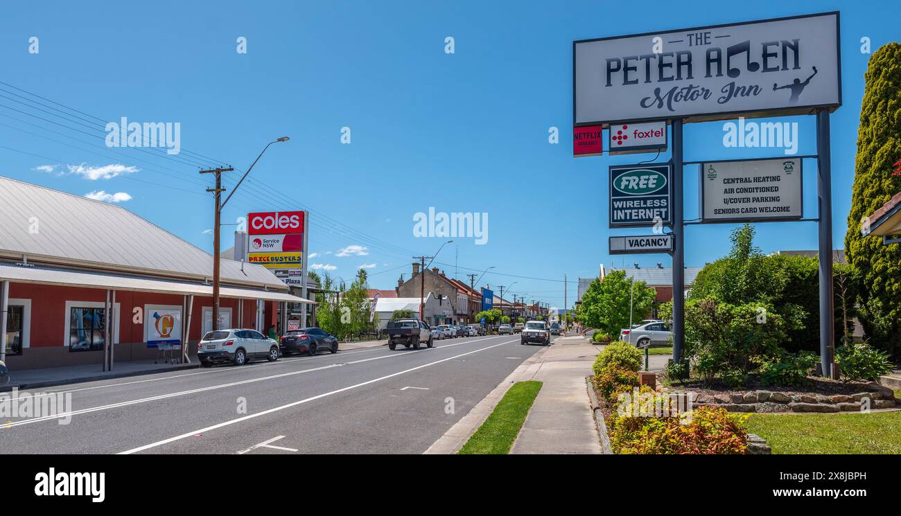 The main street of tenterfield showing the Peter Allen Motor Inn sign ...