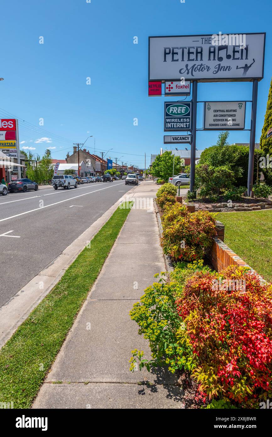 The main street of tenterfield showing the Peter Allen Motor Inn sign ...