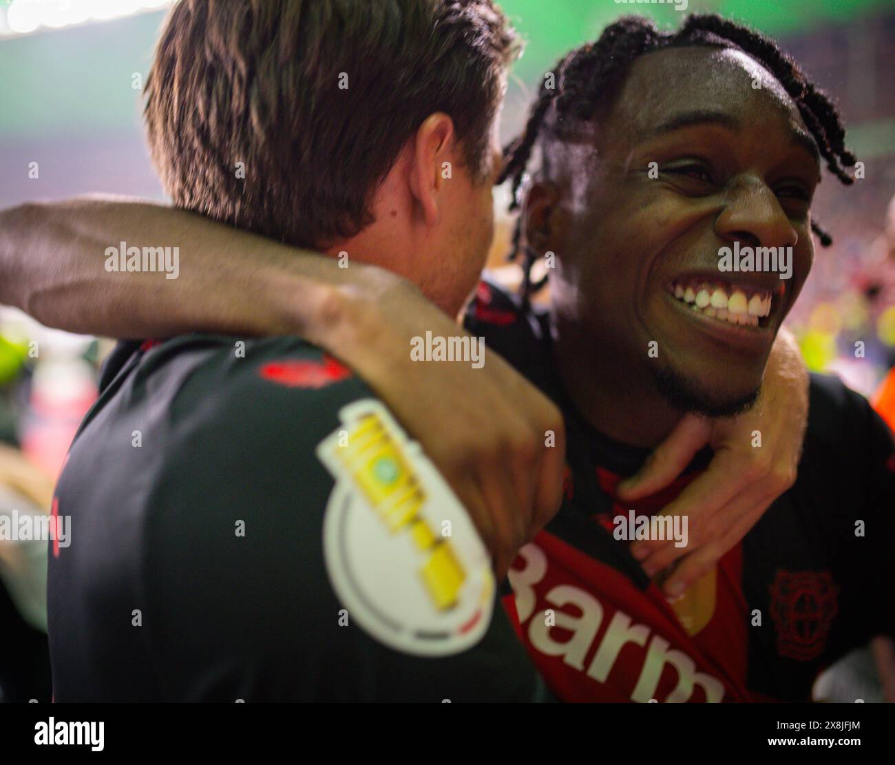 Berlin, Germany. 25th Mai 2024. Jonas Hofmann (Leverkusen) feiert den Pokalsieg mit Jeremie ...