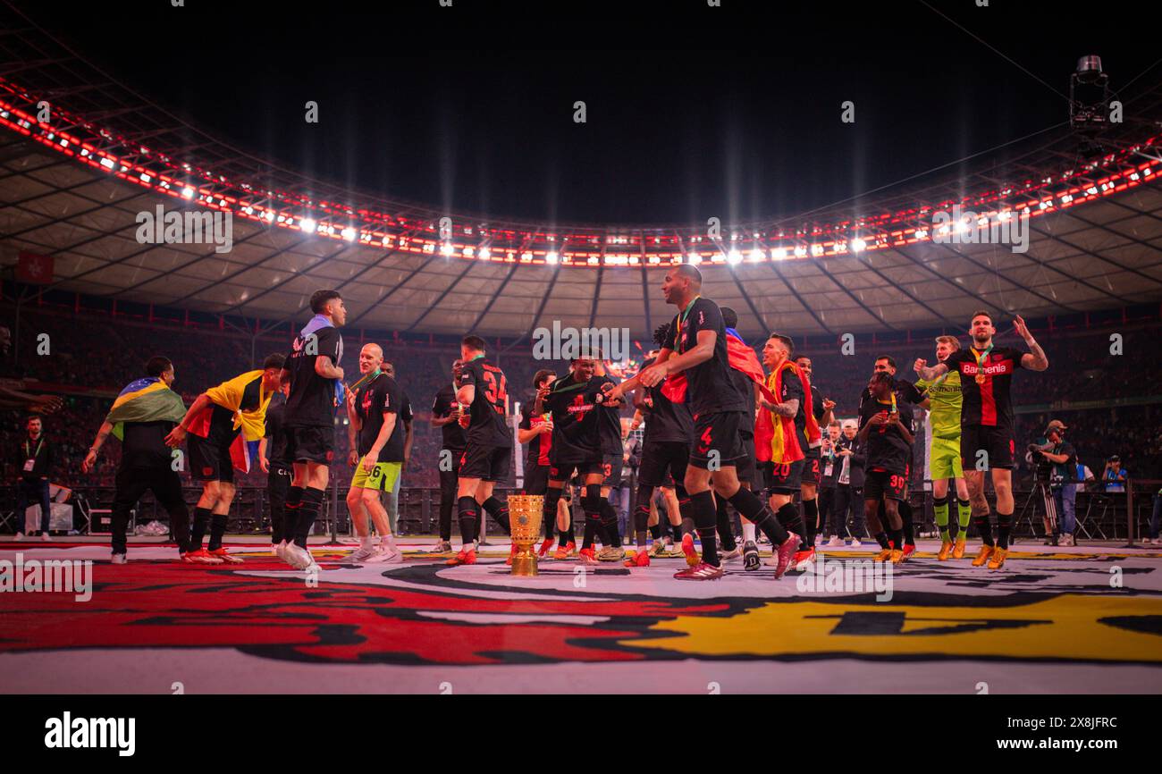 Berlin, Germany. 25th Mai 2024. Team tanzt um den Pokal Nathan Tella ...