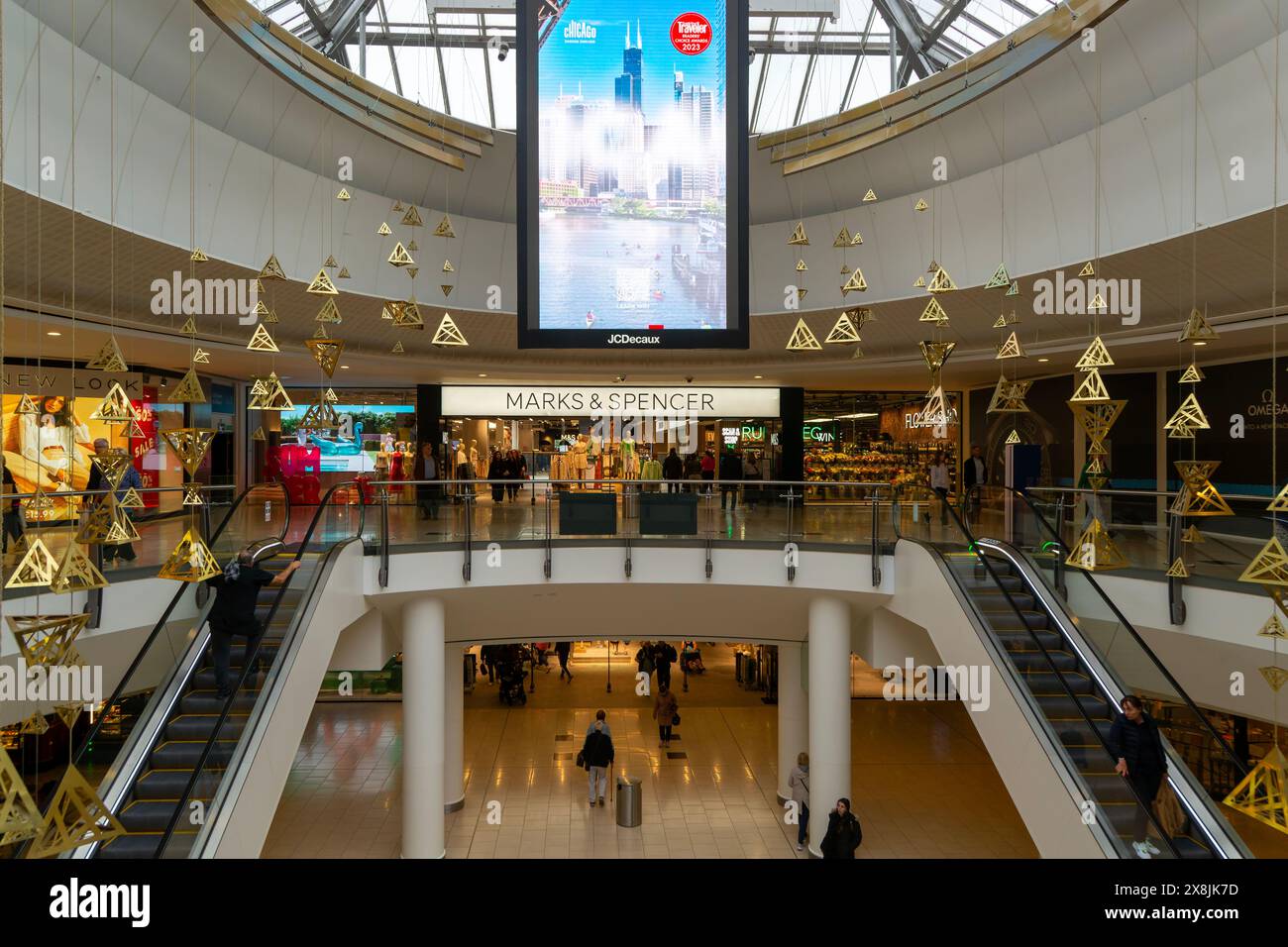 Lakeside shopping centre interior centre hi-res stock photography and images - Alamy