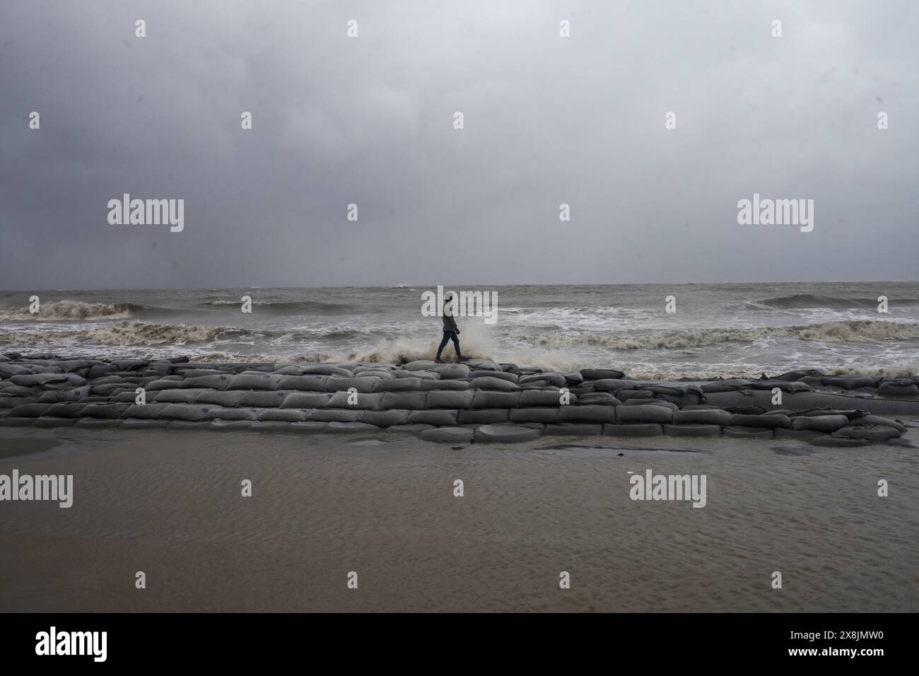 Dhaka, Dhaka, Bangladesh. 26th May, 2024. A Tourist walking through ...