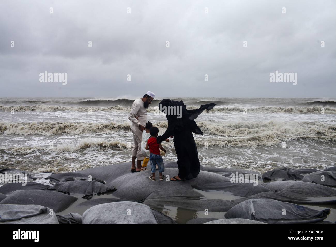 Dhaka, Dhaka, Bangladesh. 26th May, 2024. Tourists are enjoying Kuakata ...