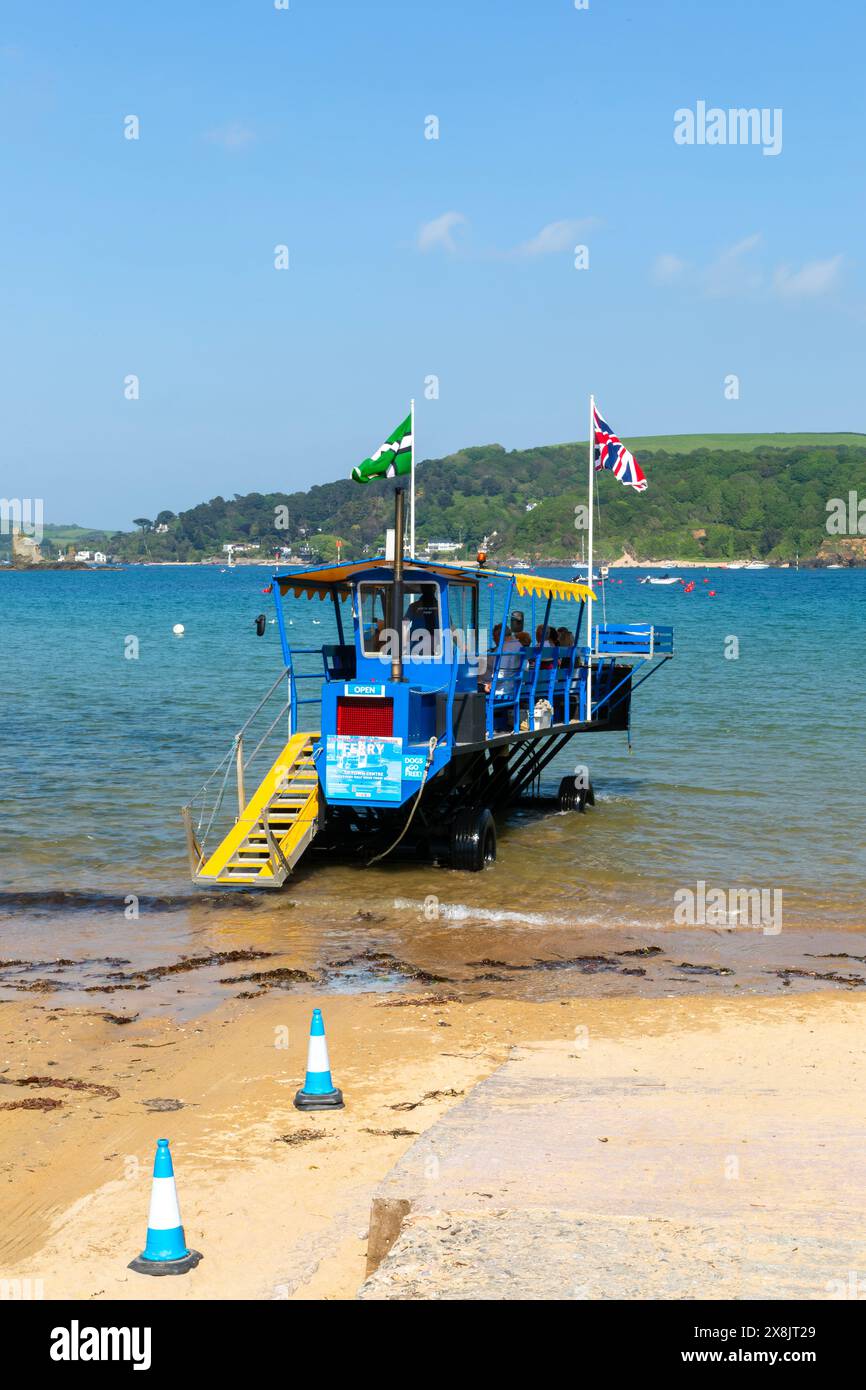 'Sea Tractor' ferry transport vehicle at South Sands beach, Salcombe ...