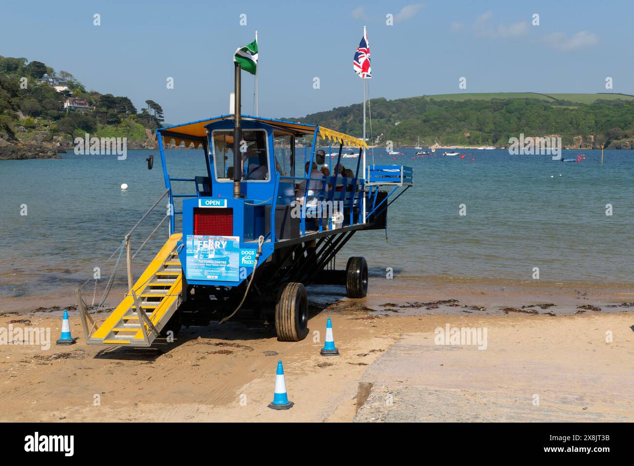 'Sea Tractor' ferry transport vehicle at South Sands beach, Salcombe ...