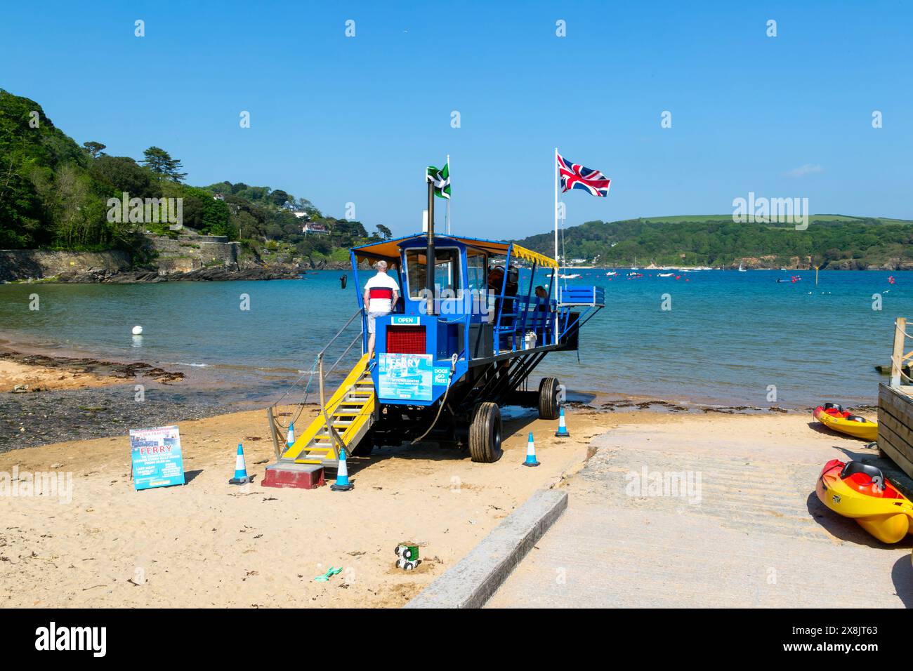 'Sea Tractor' ferry transport vehicle at South Sands beach, Salcombe ...