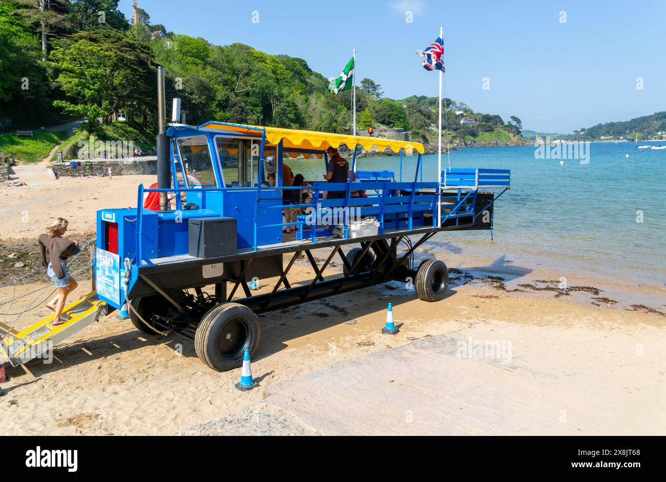 'Sea Tractor' ferry transport vehicle at South Sands beach, Salcombe ...