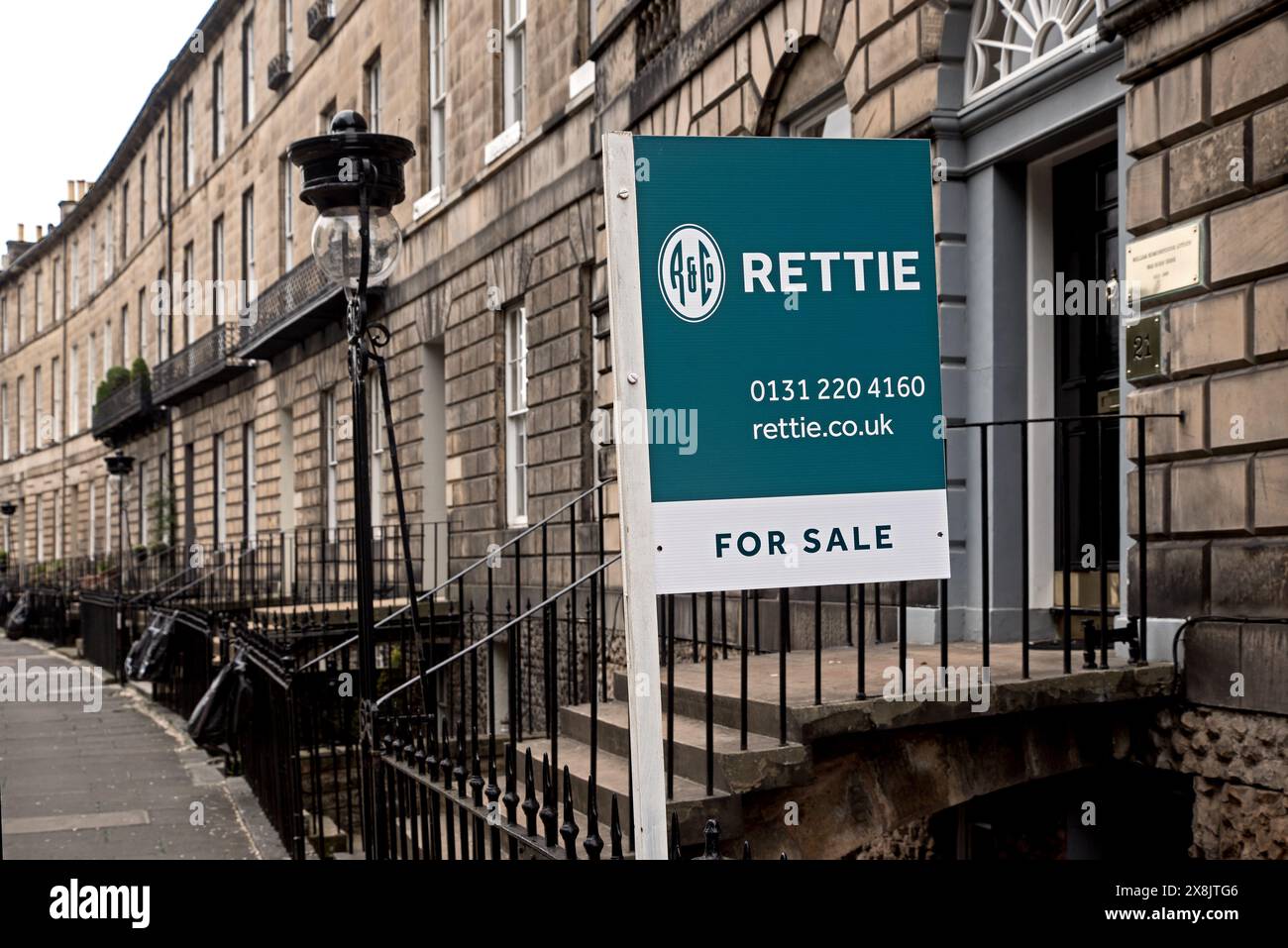 Rettie for sale sign hi-res stock photography and images - Alamy