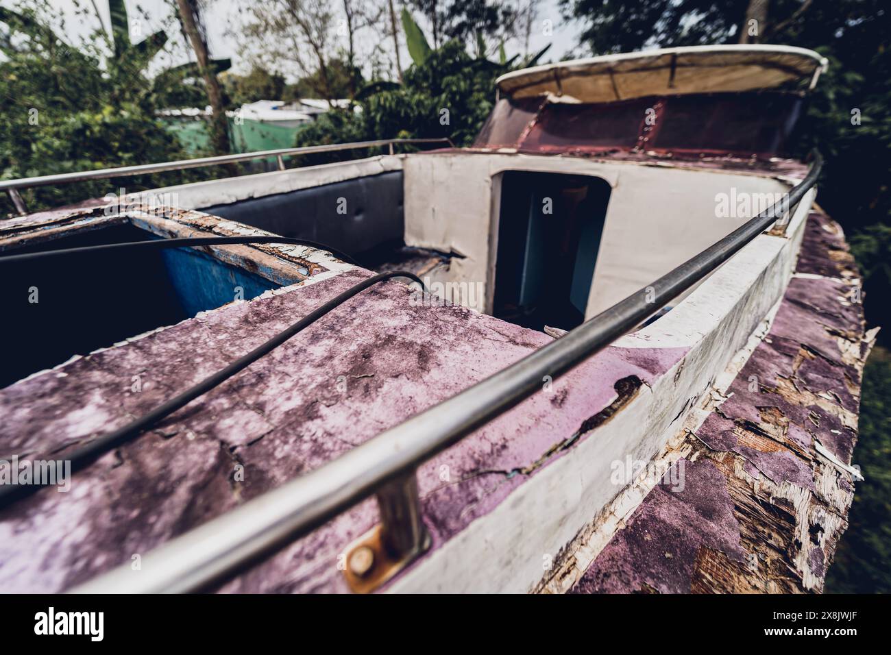 Rusty fishing boats cruise hi-res stock photography and images - Alamy