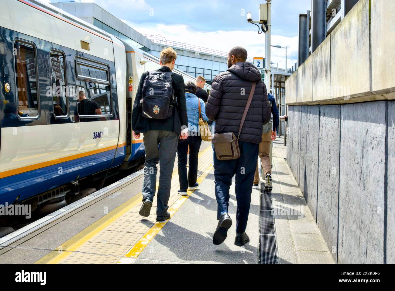 Overground station hi-res stock photography and images - Alamy