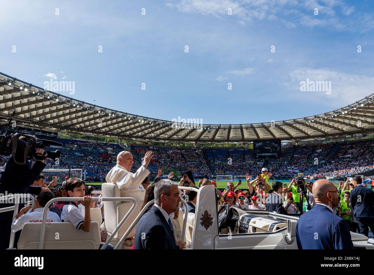 Rome, Italy. 25th May, 2024. Pope Francis waves as he arrives in the ...