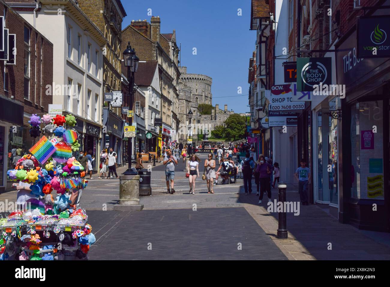 Windsor, UK. 13th June 2021. Peascod Street, Windsor town centre ...