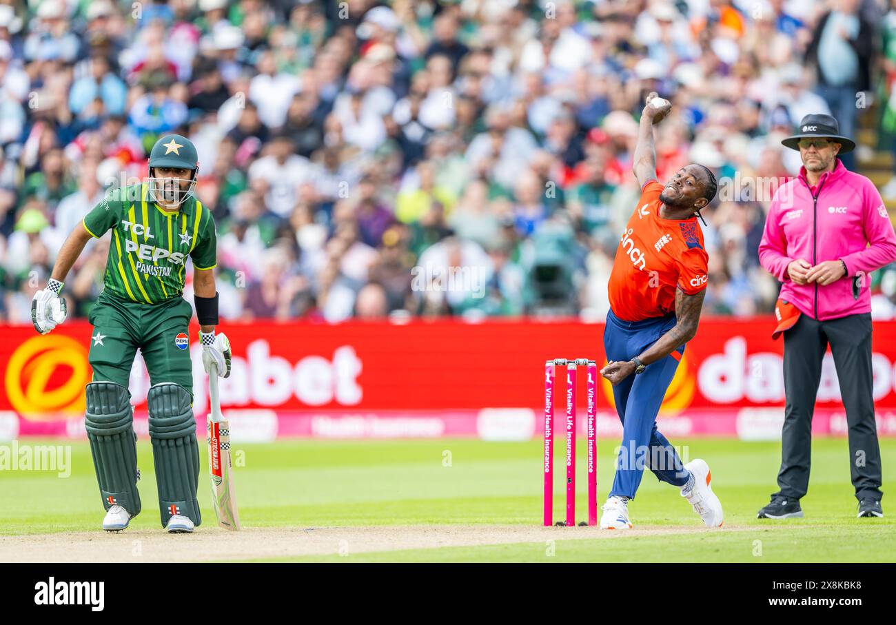 Jofra Archer bowling for England in the Second Vitality T20 ...