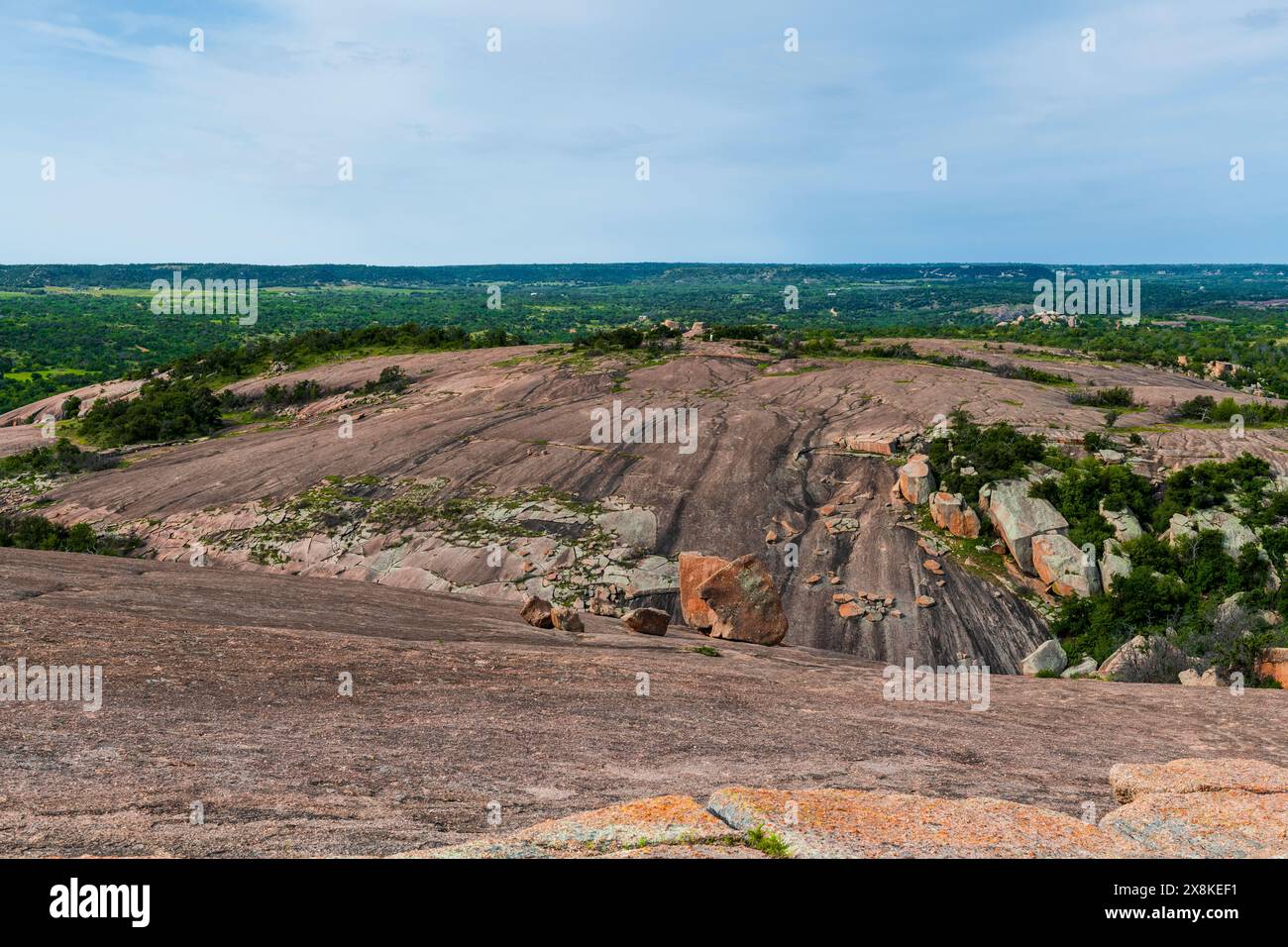 View of pink granite dome of Enchanted rock state park Stock Photo - Alamy