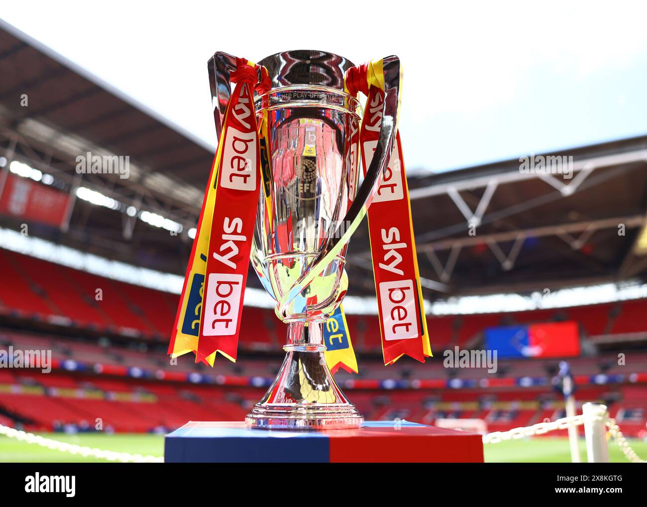 Championship play off trophy hi-res stock photography and images - Alamy