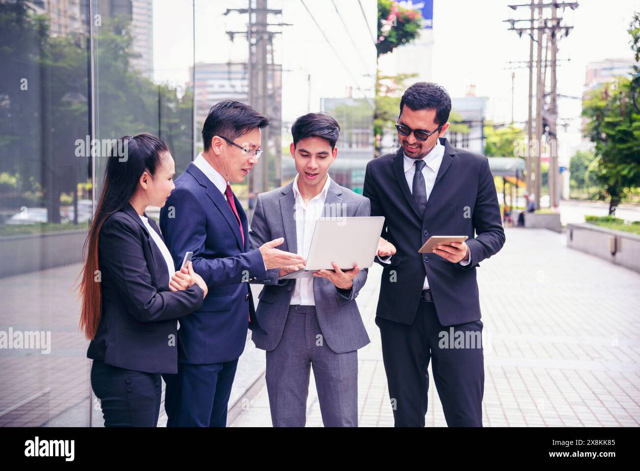 Diverse group business people listening hi-res stock photography and images - Alamy